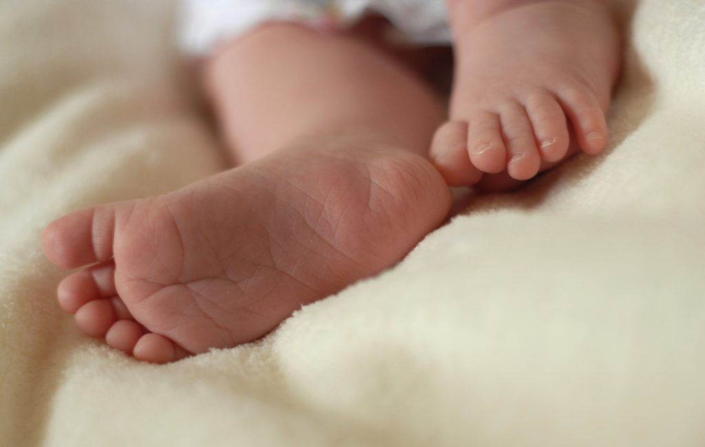 Vdes foshnja 8 muajsh i prekur nga fruthi - pernenat.al