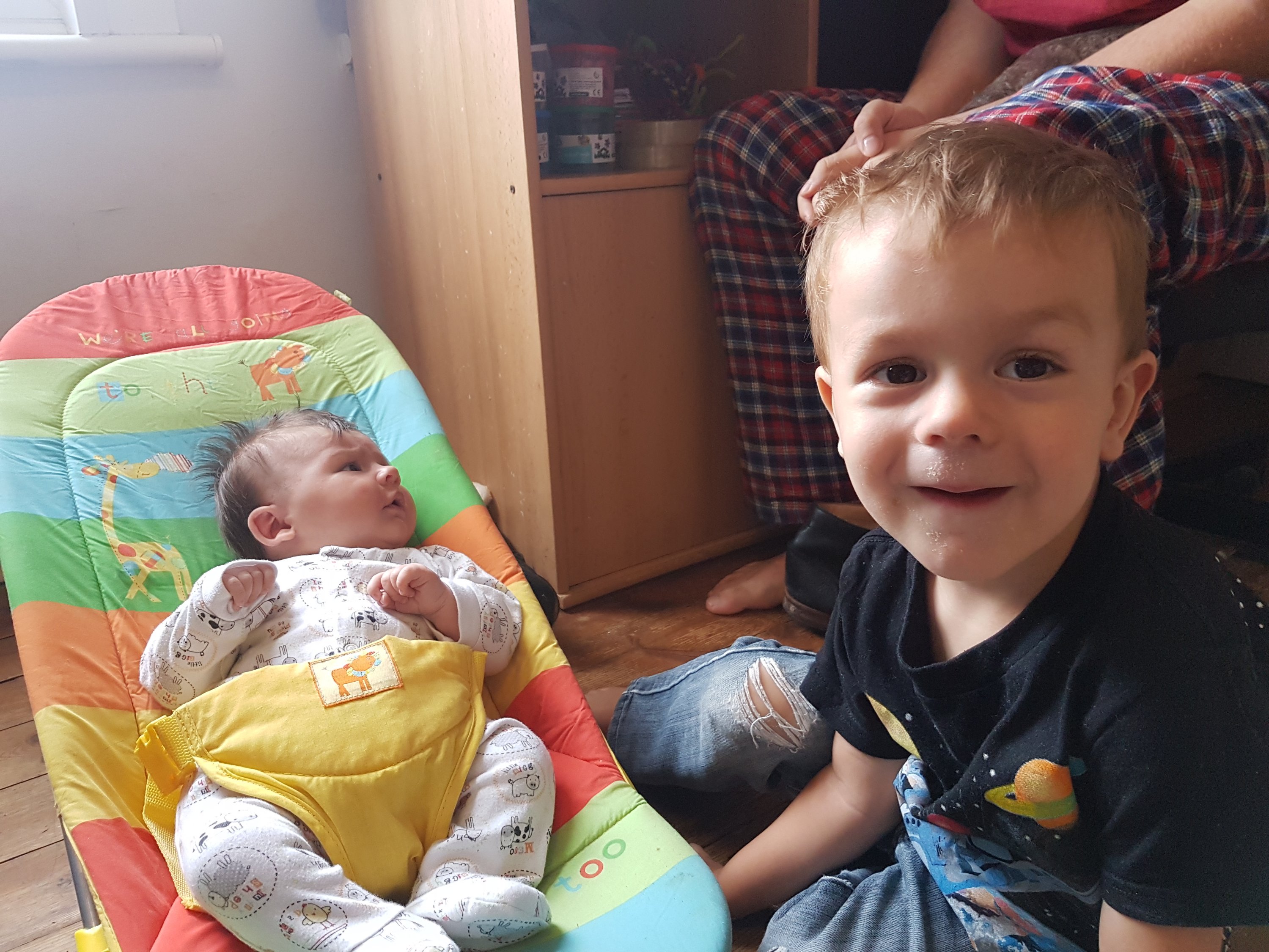 Pse fëmija sillet sërish si bebe? - pernenat.al Pse fëmija sillet sërish si bebe? - pernenat.al