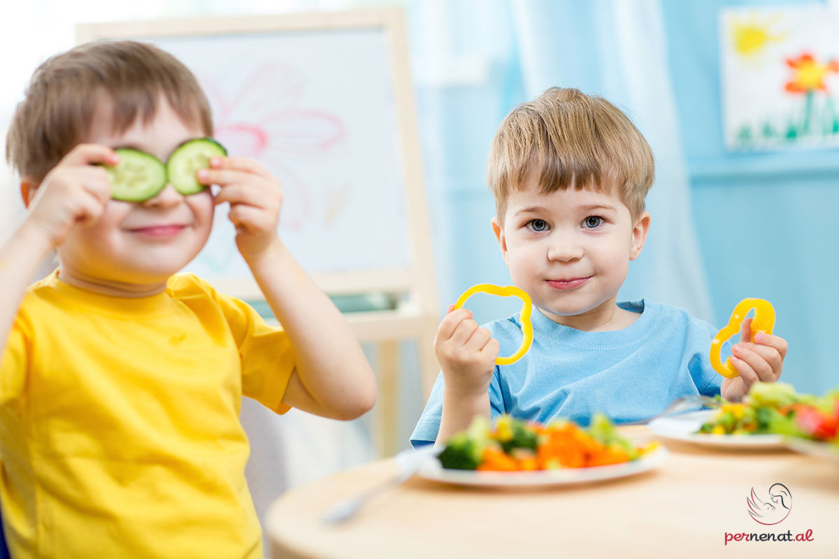 Pese menyrat e sjelljes se edukuar ne tavoline qe cdo femije duhet te ... Pese menyrat e sjelljes se edukuar ne tavoline qe cdo femije duhet te ...