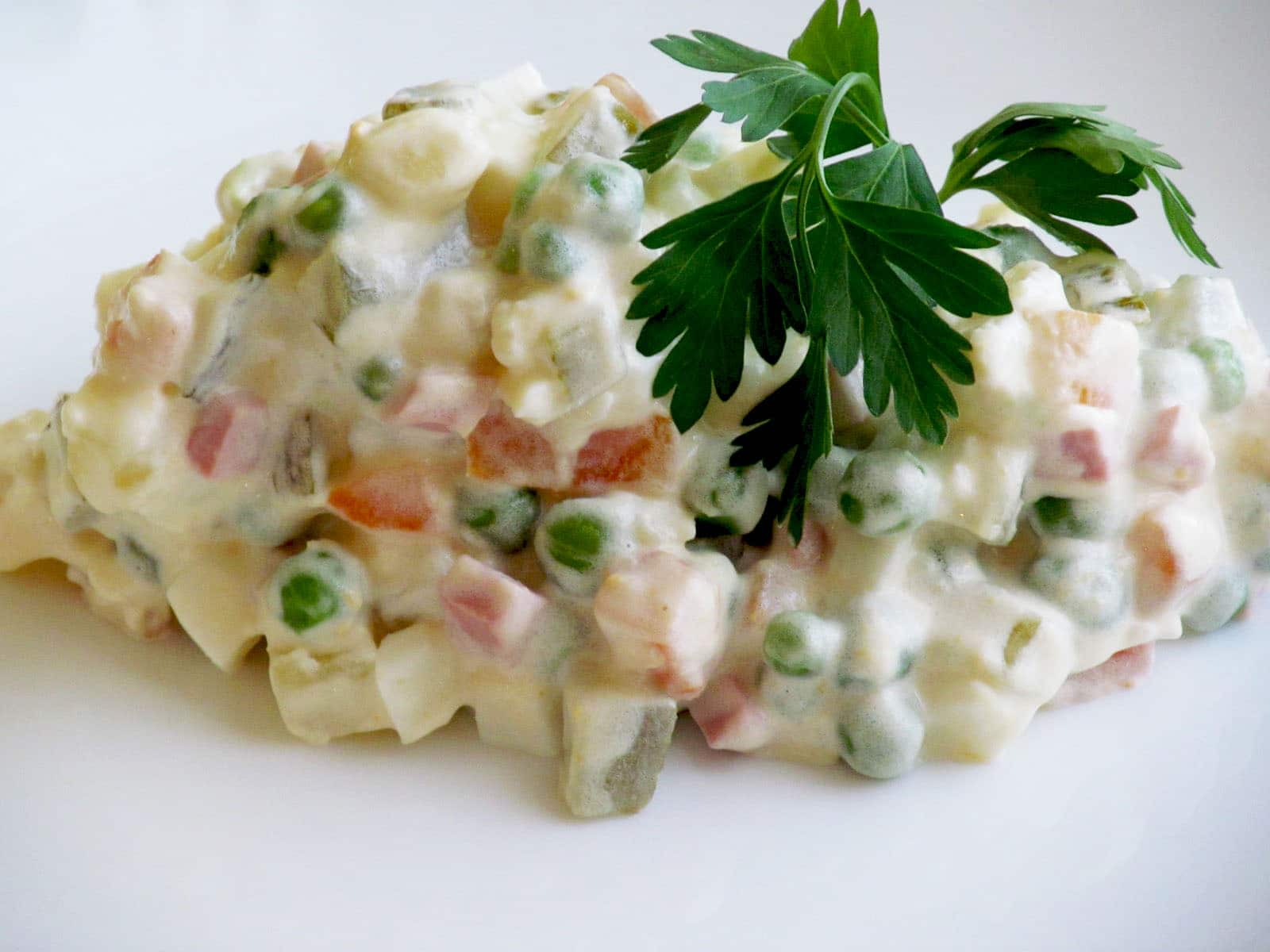 Si te pergatisim sallatë ruse? E ilustruar me imazhe hap pas hapi ...