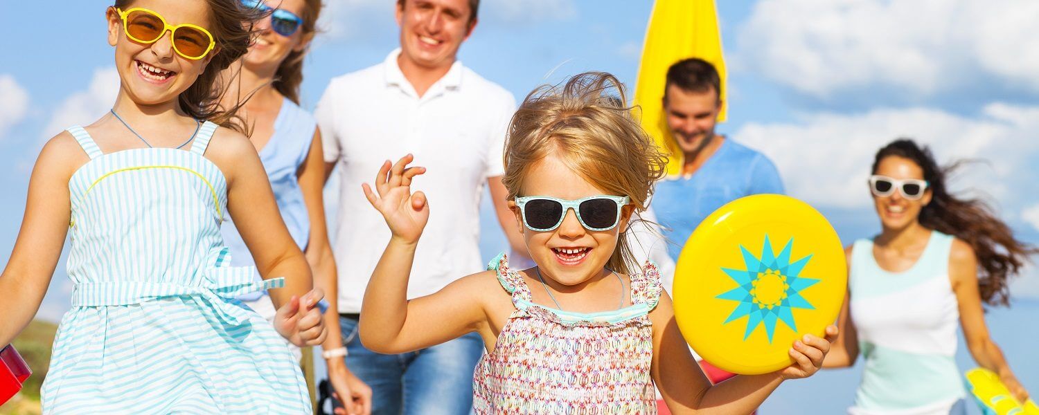Përse fëmijët duhet të mbajnë syze mbrojtëse në plazh? - pernenat.al