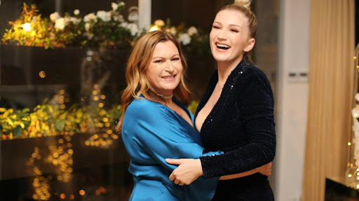 E ëma feston ditëlindjen, Sara Hoxha e uron nga larg/ FOTO - pernenat.al